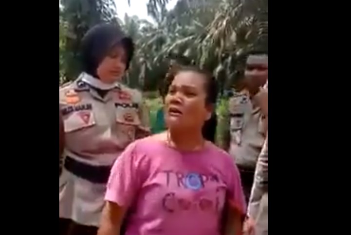 Viral! Video Emak-emak Nangis Meraung-raung Minta Tolong ke Pak Jokowi | Indopolitika.com