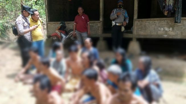 Heboh Sekte Sesat ‘Hakekok’, Polisi Amankan Belasan Orang Saat 'Ritual ...