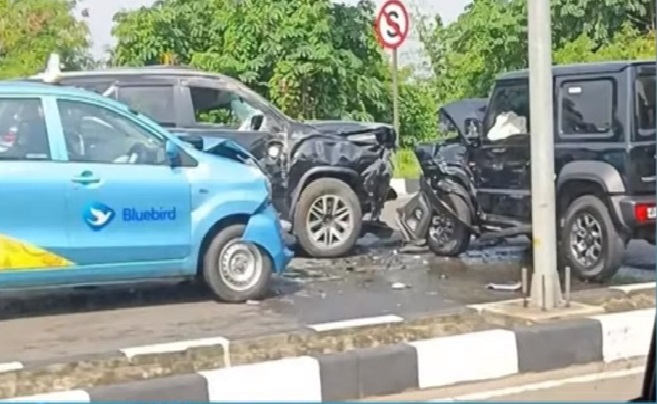Sopir Fortuner Hilang Kendali Tabrak Suzuki Jimny dan Taksi di Gading ...